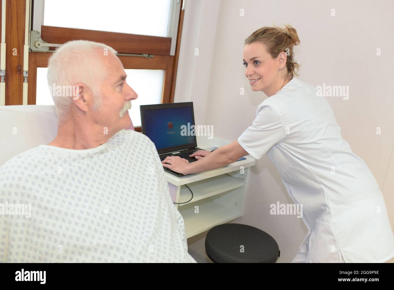 nurse using a laptop in the ward Stock Photo - Alamy