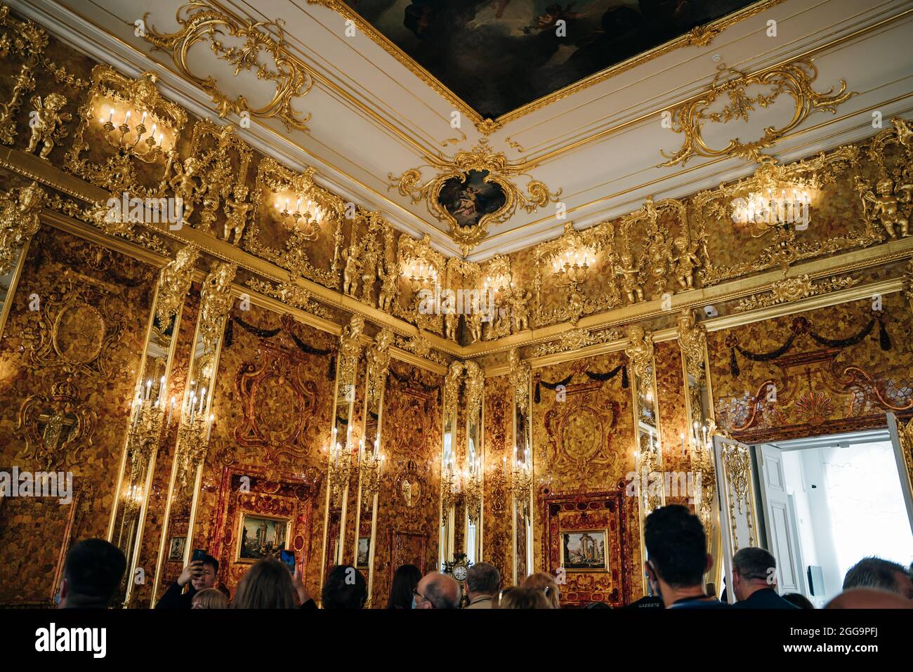 Amber room catherine palace hi-res stock photography and images - Alamy