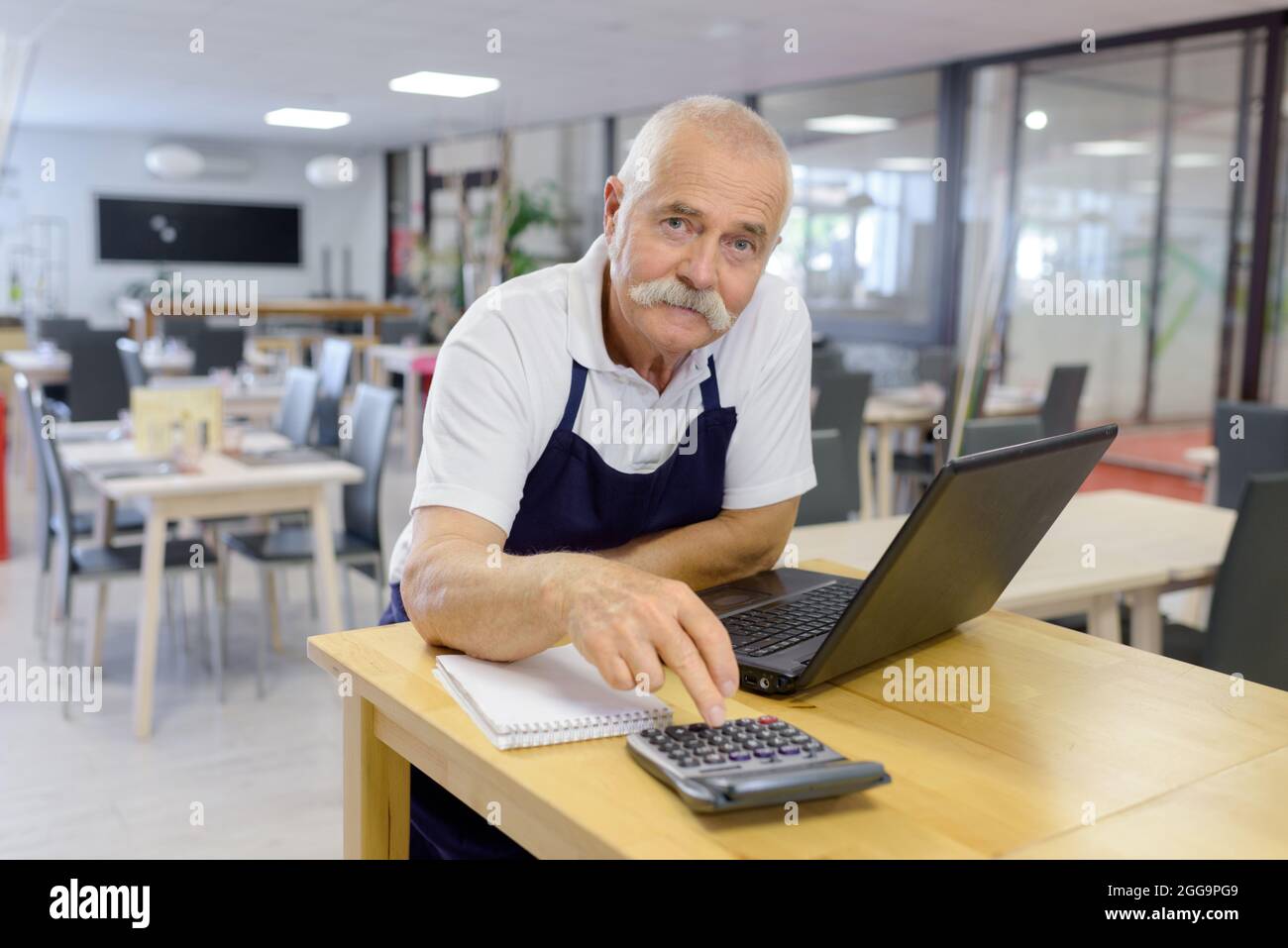 Senior worker supermarket hi-res stock photography and images - Alamy