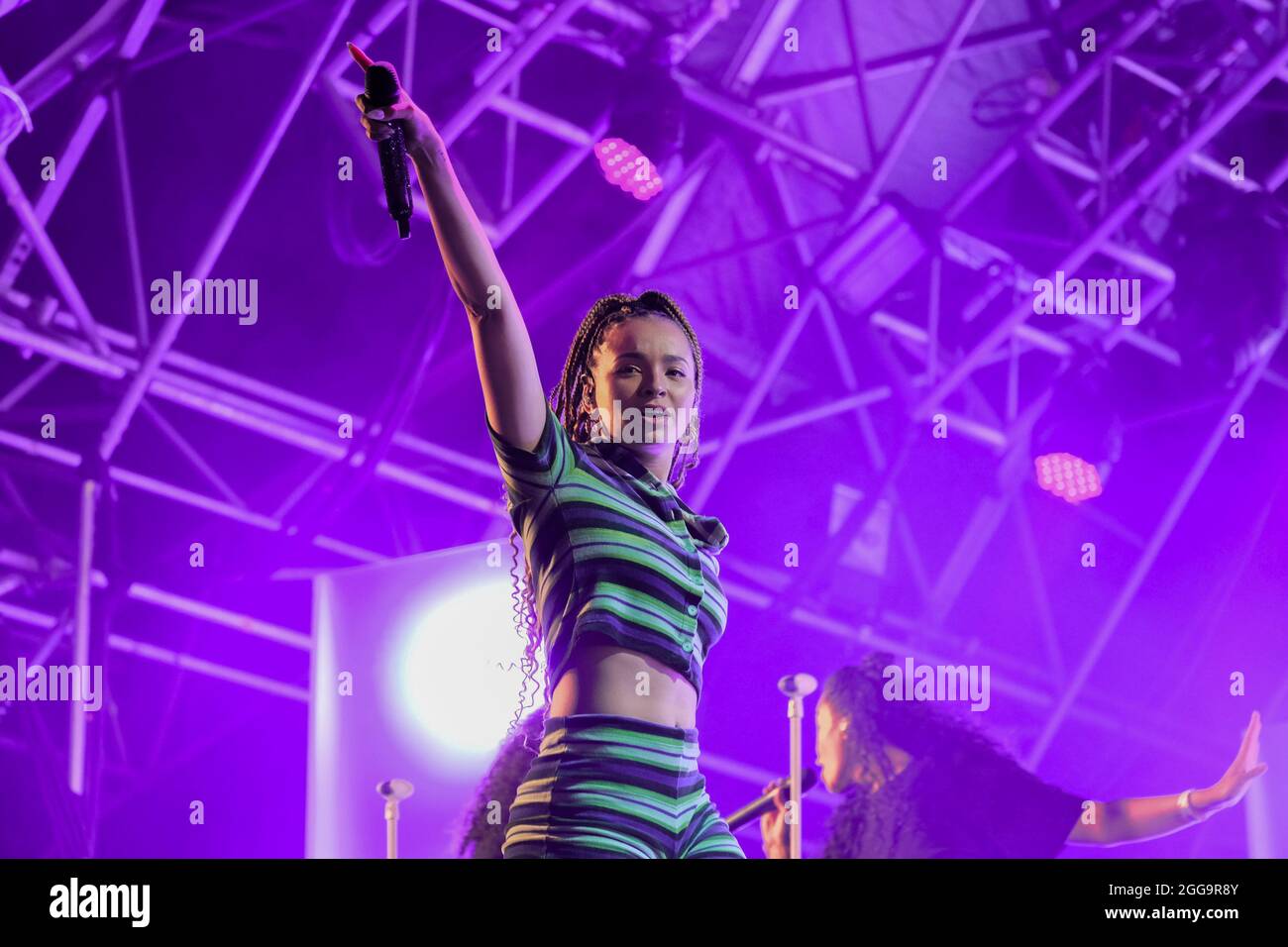Portsmouth, UK. 29th Aug, 2021. British pop singer Ella McMahon, stage ...