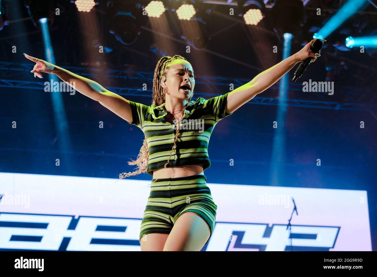 Portsmouth, UK. 29th Aug, 2021. British pop singer Ella McMahon, stage ...