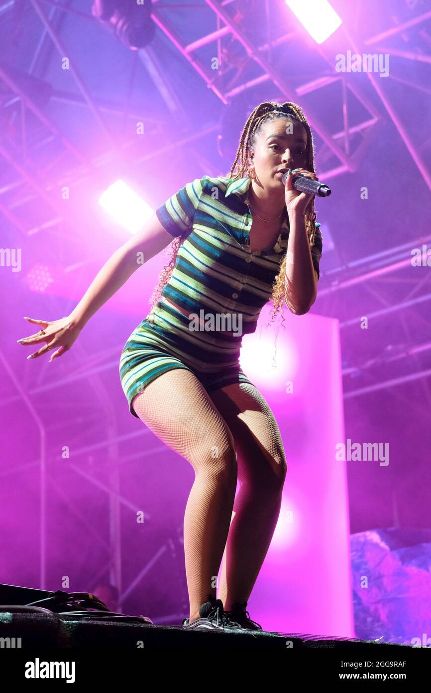 Portsmouth, UK. 29th Aug, 2021. British pop singer Ella McMahon, stage ...
