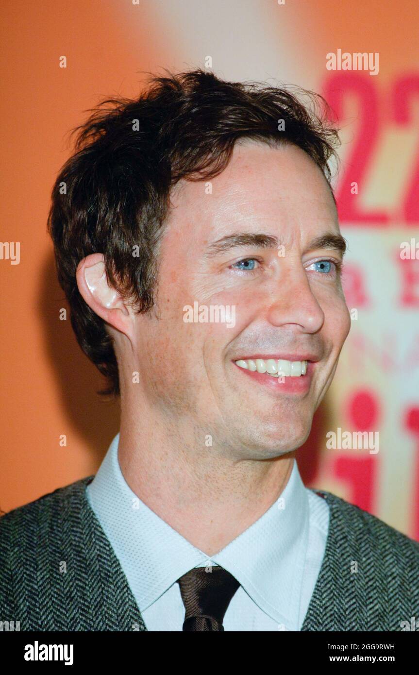 Actor Tom Cavanagh attends red carpet arrivals for the 2007 Santa ...