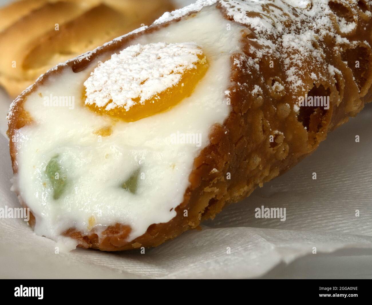 Il cannolo siciliano Stock Photo - Alamy