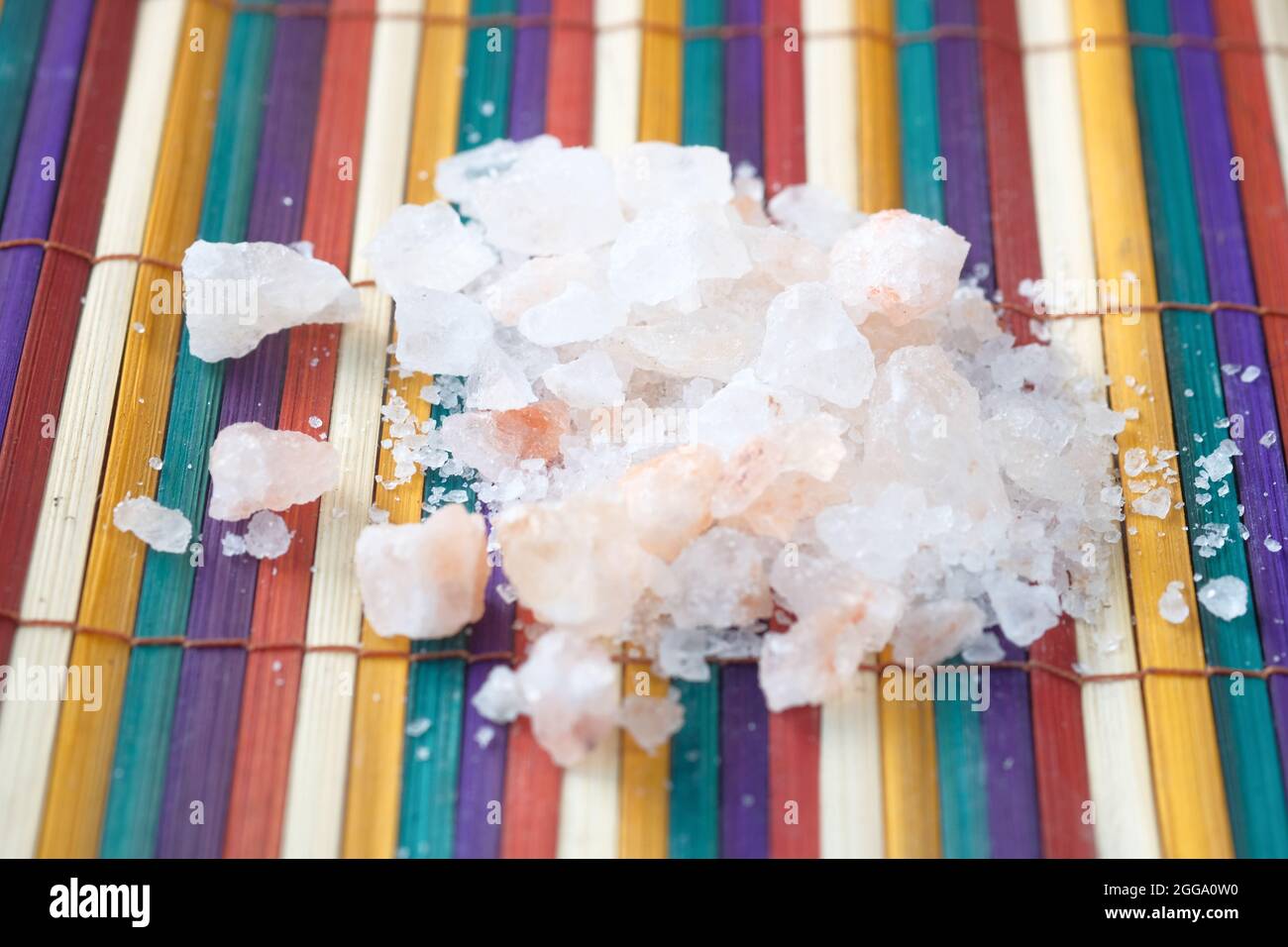 close up of pink rock salt in a bowl on table Stock Photo - Alamy
