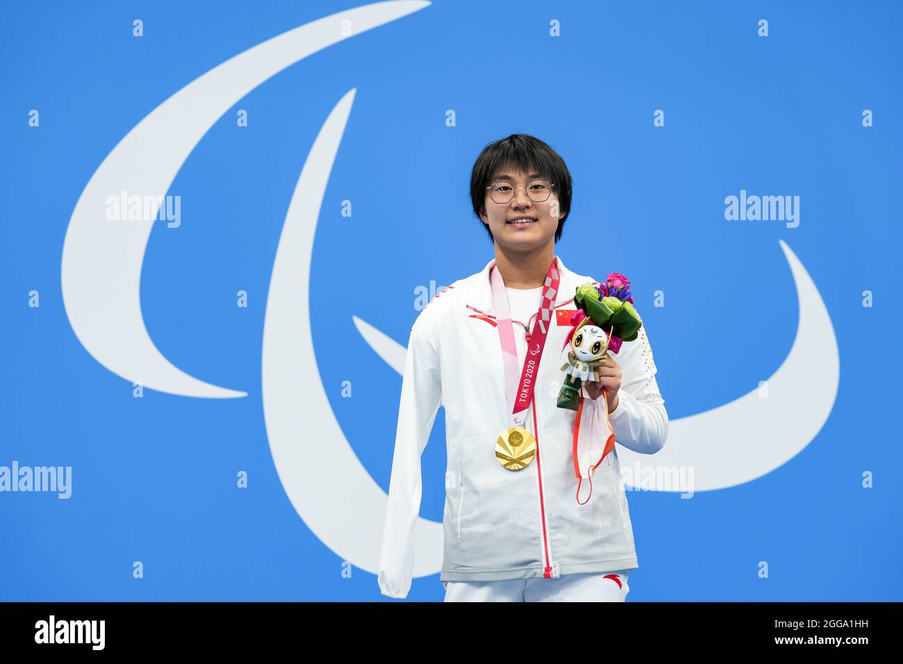 Tokyo, Japan. 30th Aug, 2021. Jiang Yuyan of China reacts on the medal ...