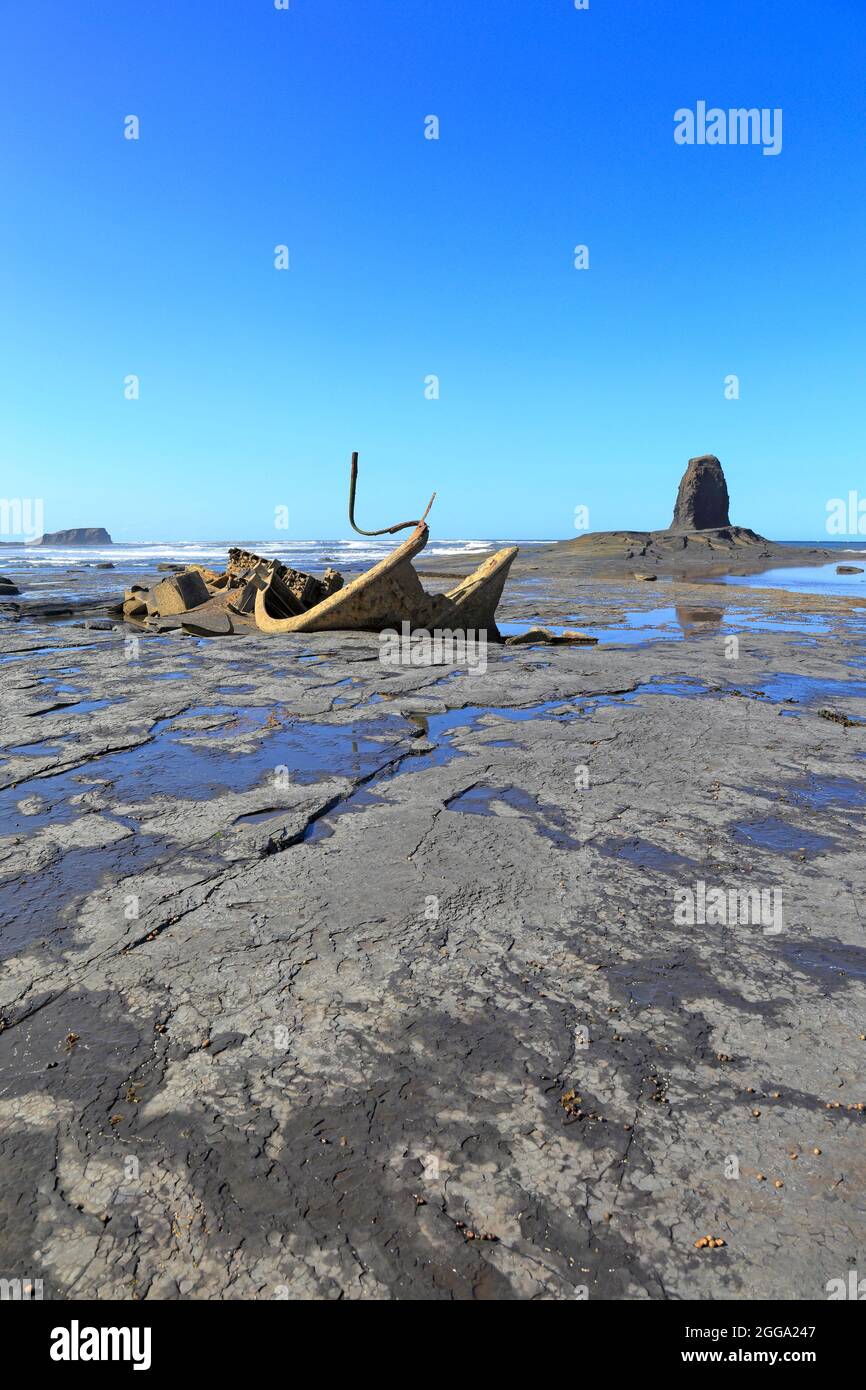 Saltwick bay whitby north yorkshire hi-res stock photography and images ...