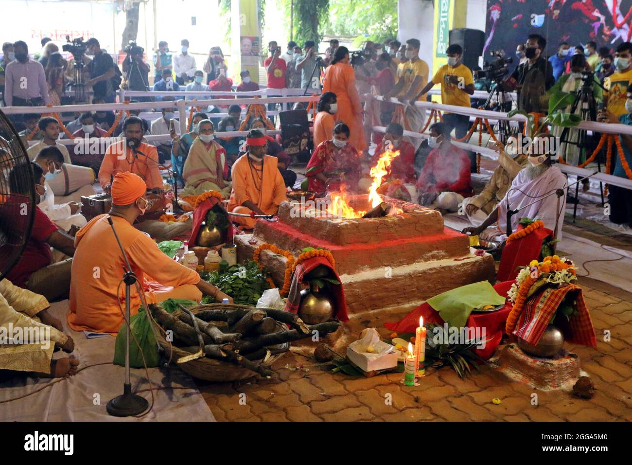 Dhaka, Bangladesh. 30th Aug, 2021. A Priest lights a new fire inside ...