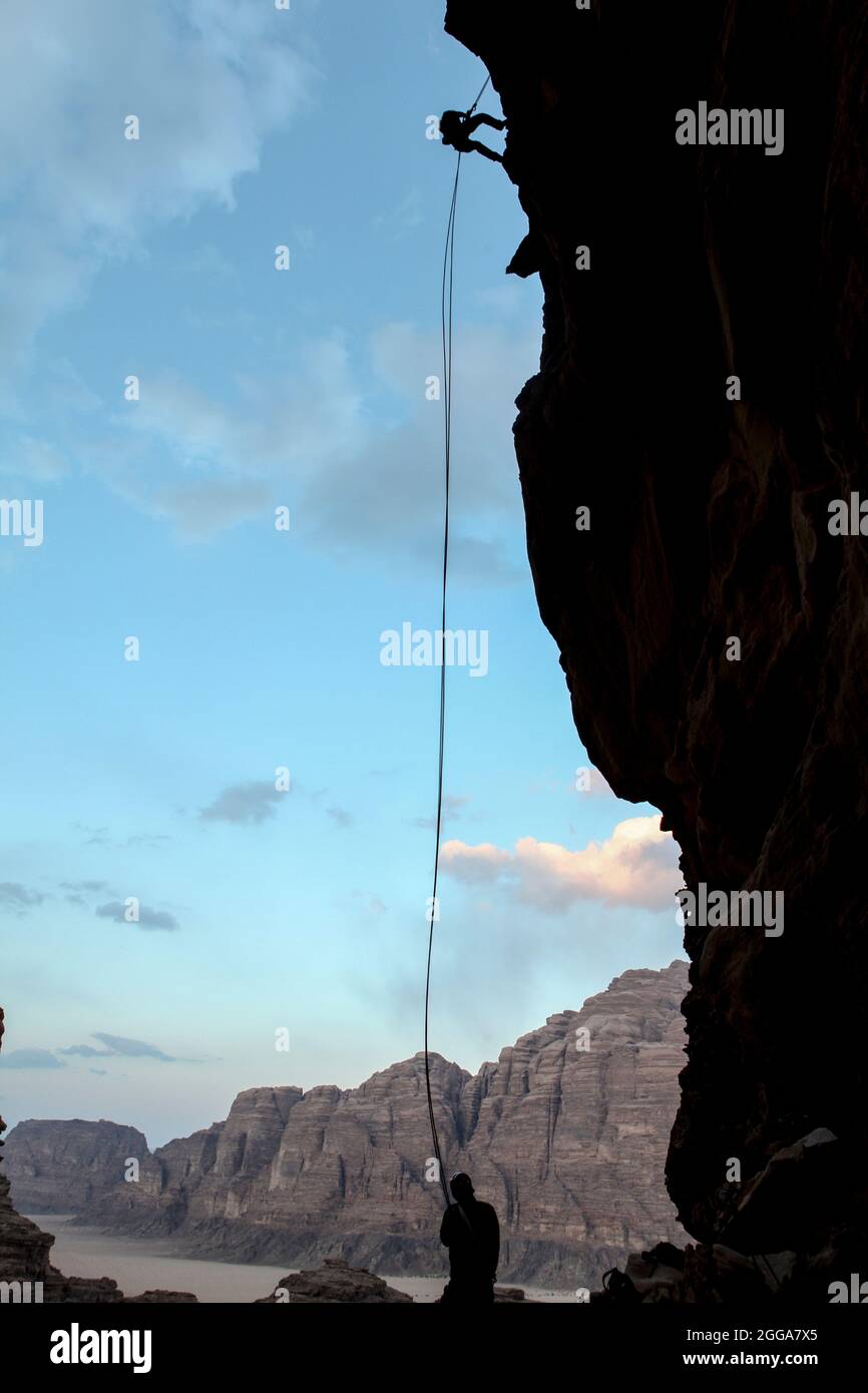 Rappelling cliff silhouette hi-res stock photography and images - Alamy