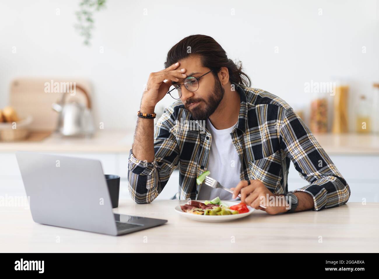 Man eating and working with laptop hi-res stock photography and images ...