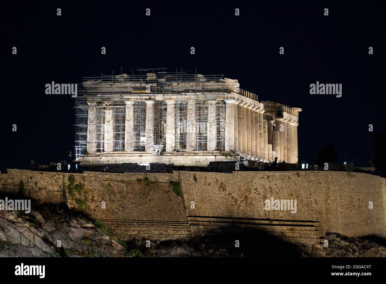 The temple of the Parthenon, beautifully lit at night. Acropolis ...