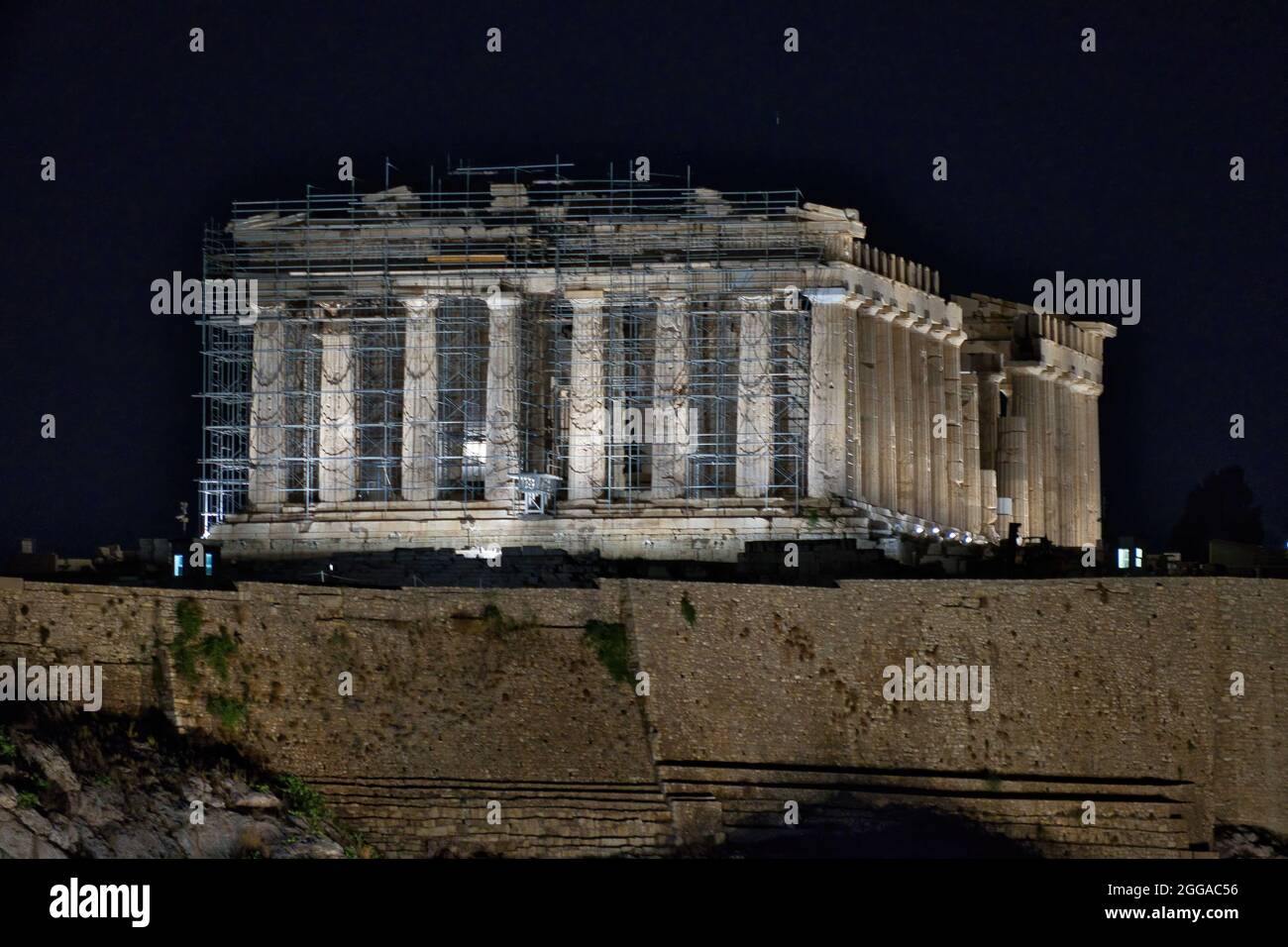 The temple of the Parthenon, beautifully lit at night. Acropolis ...