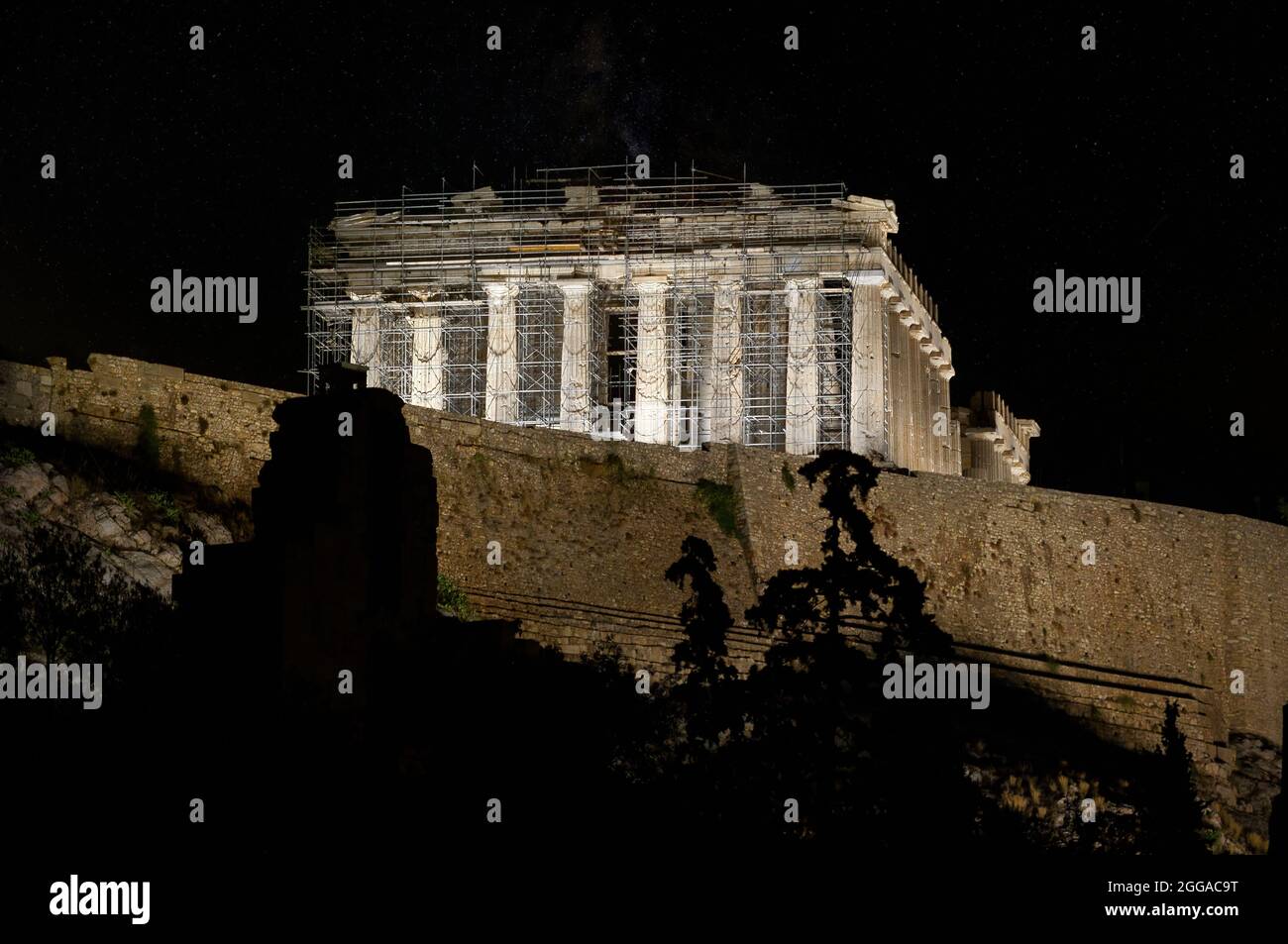 The temple of the Parthenon, beautifully lit at night. Acropolis ...