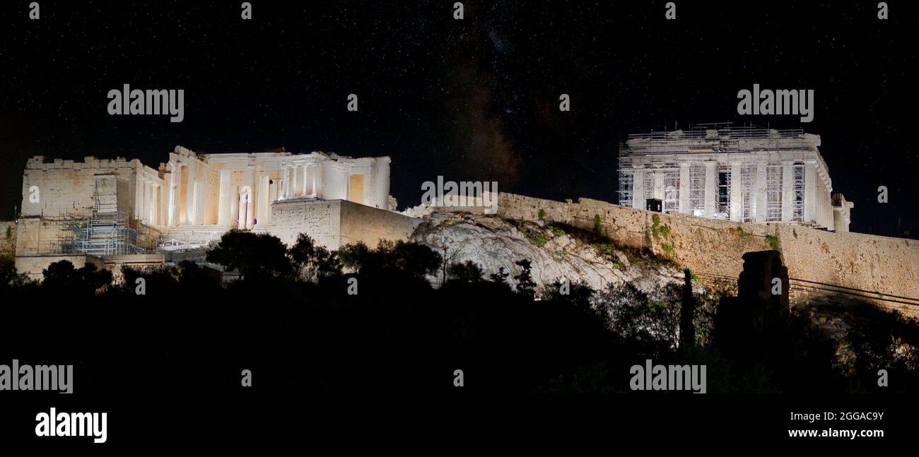 The temple of the Parthenon, beautifully lit at night. Acropolis ...