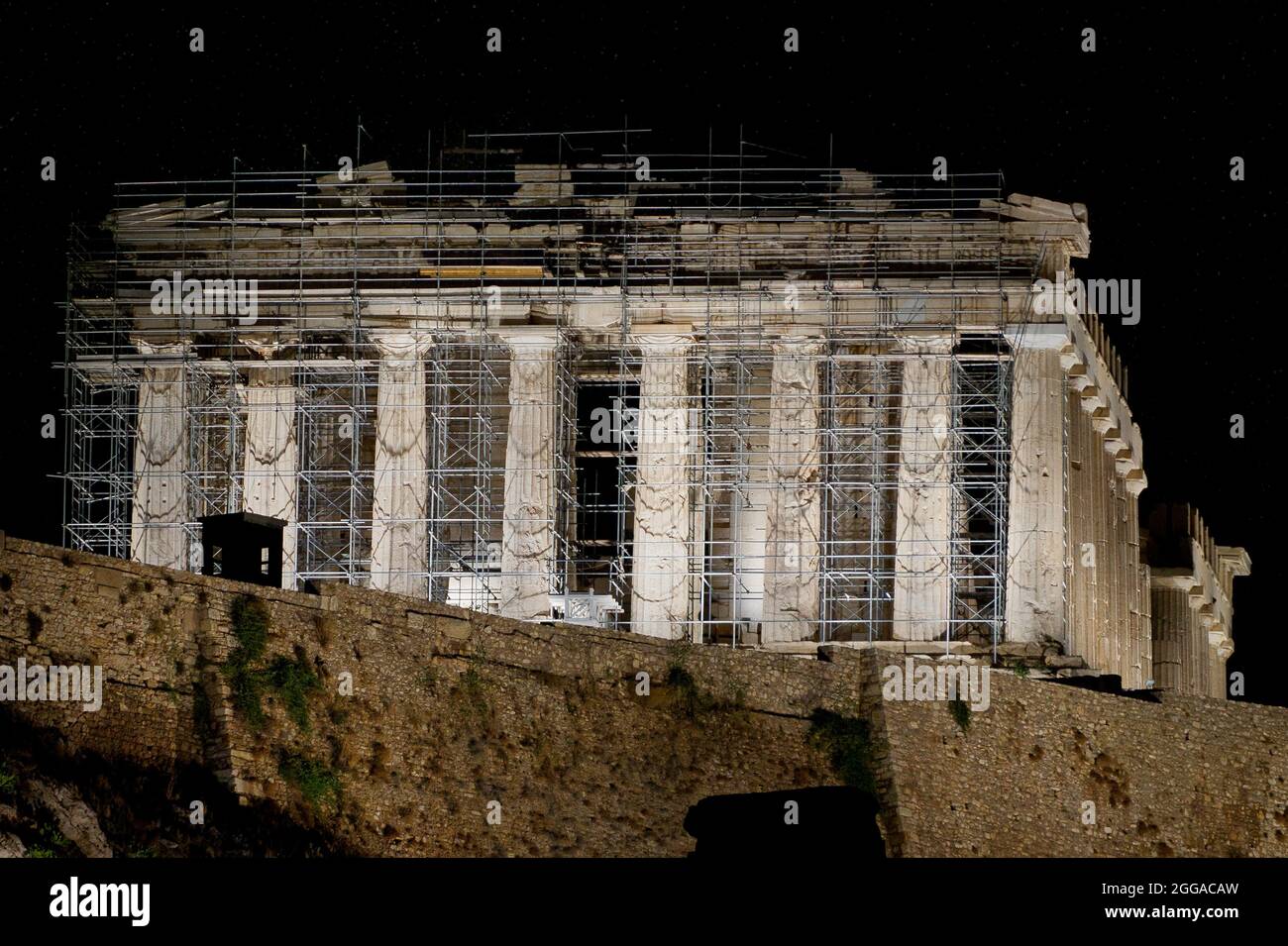 The temple of the Parthenon, beautifully lit at night. Acropolis ...