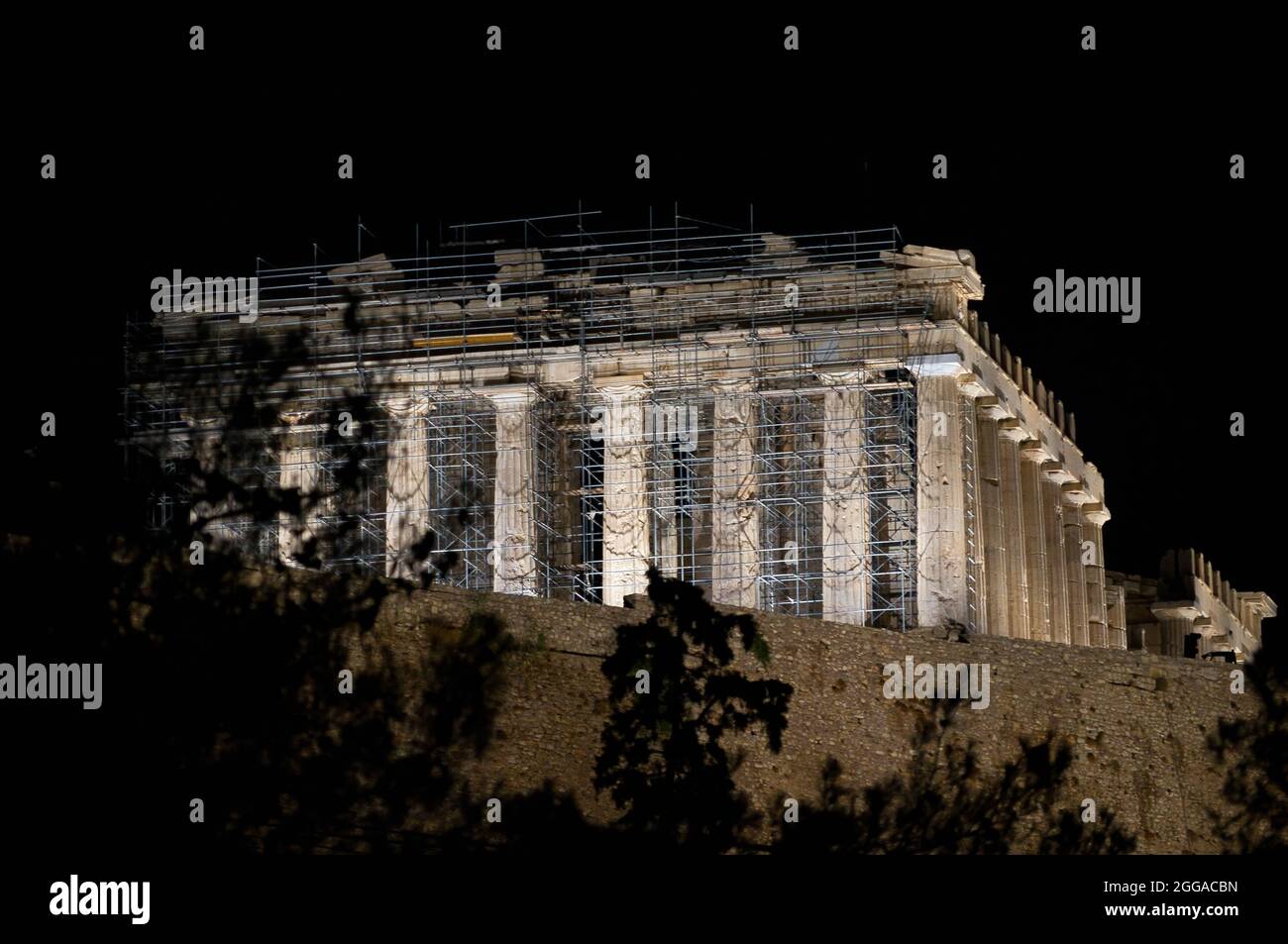 The temple of the Parthenon, beautifully lit at night. Acropolis ...