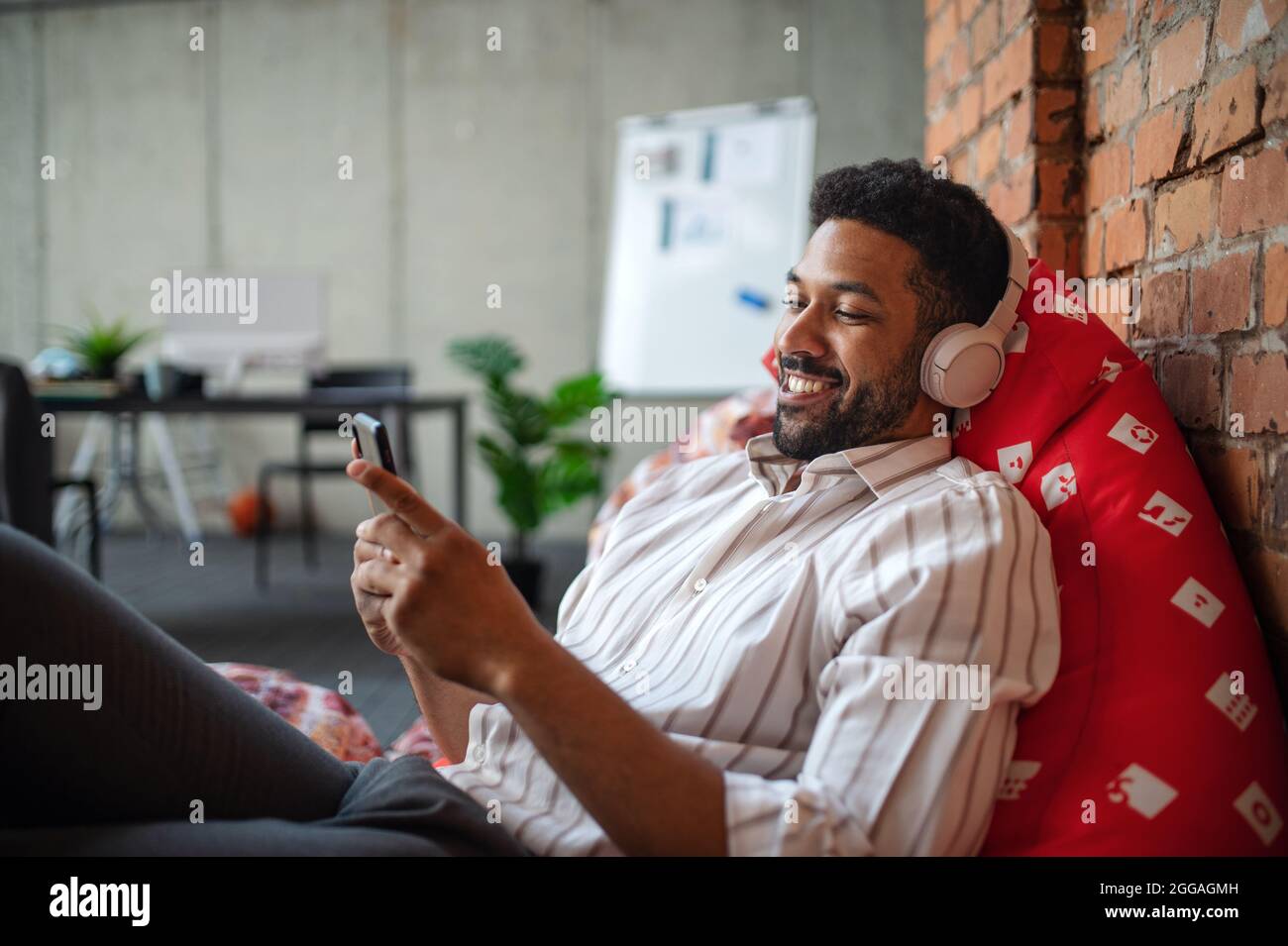 Taking a break office hi-res stock photography and images - Alamy