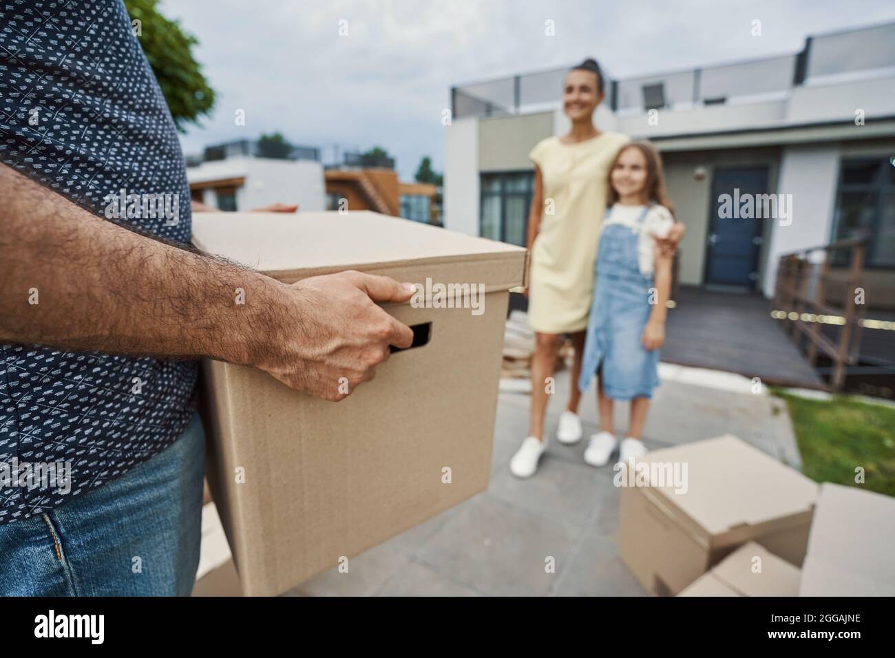 Family enter house kid hi-res stock photography and images - Alamy