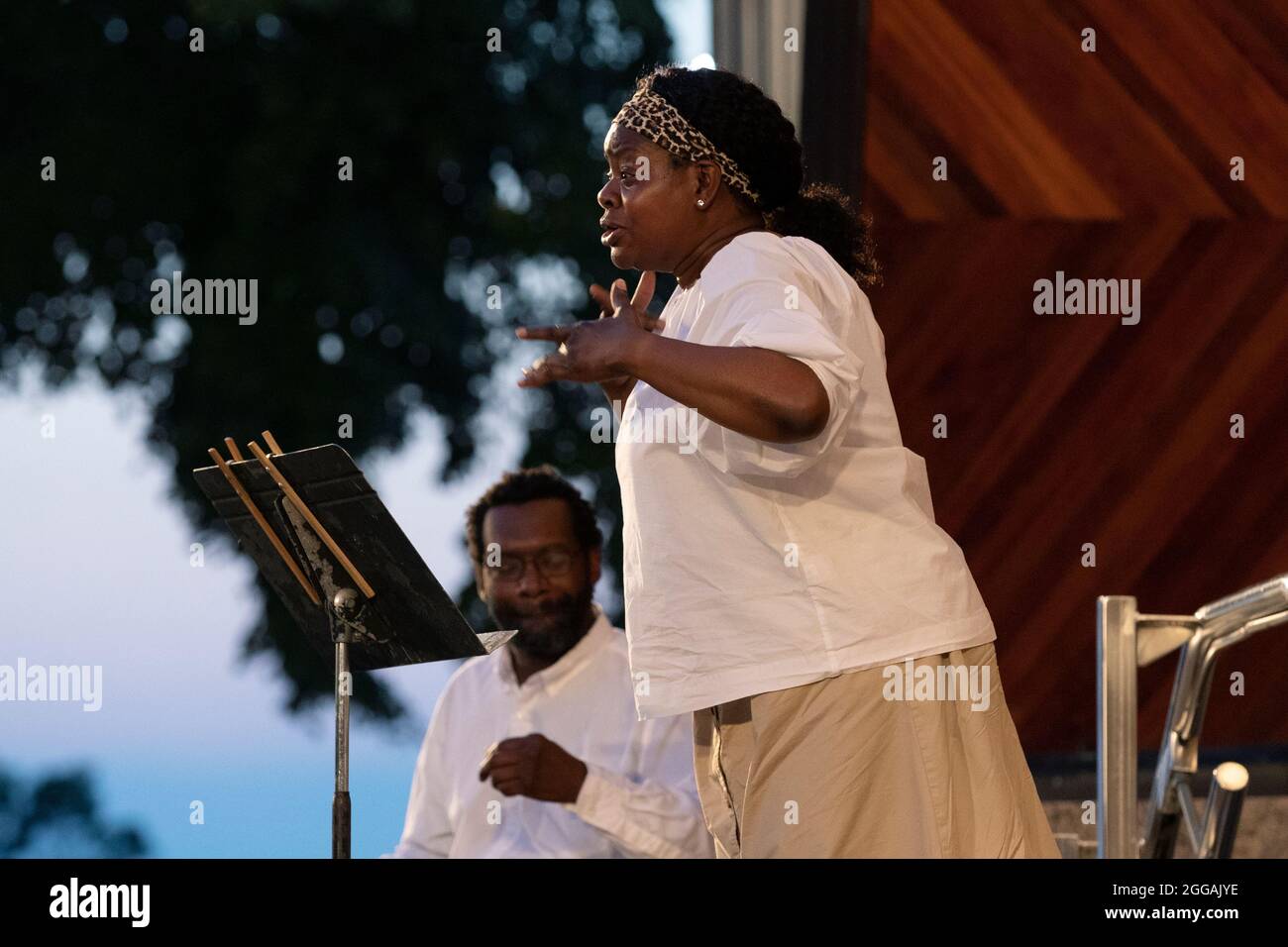 Sign language interpreter hi-res stock photography and images - Alamy