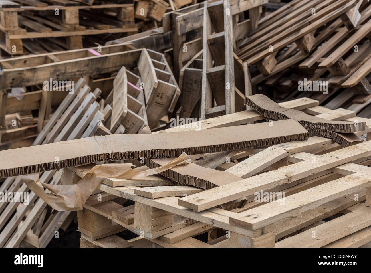 A stack of wood pallets Stock Photo - Alamy