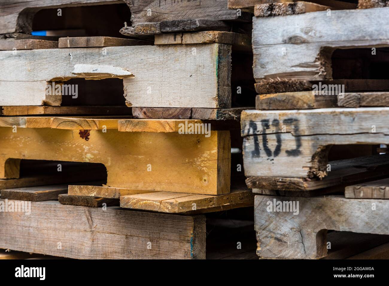 Wood pallets hi-res stock photography and images - Alamy