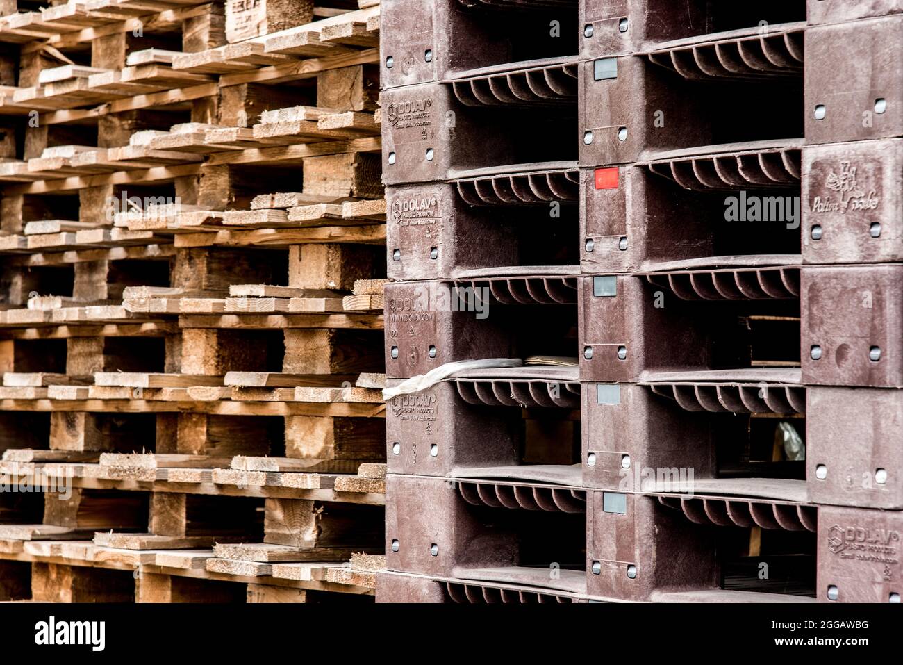 A stack of wood pallets Stock Photo - Alamy
