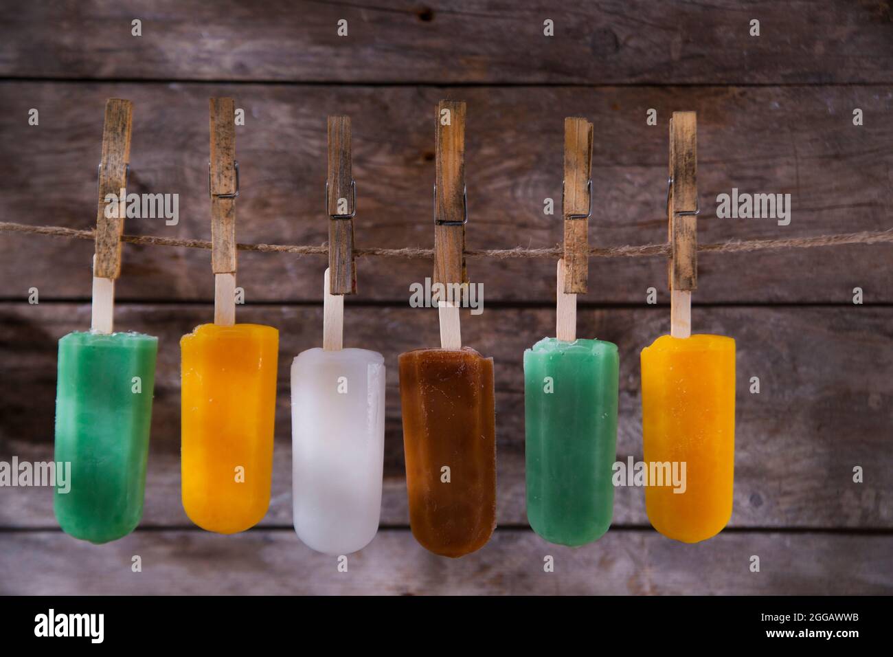 Cool off in summer with a break at the base of the fruit popsicles ...