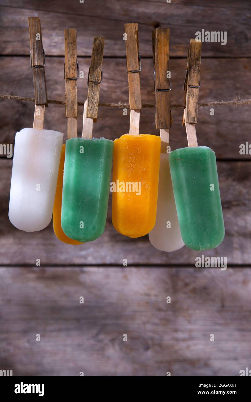 Cool off in summer with a break at the base of the fruit popsicles ...