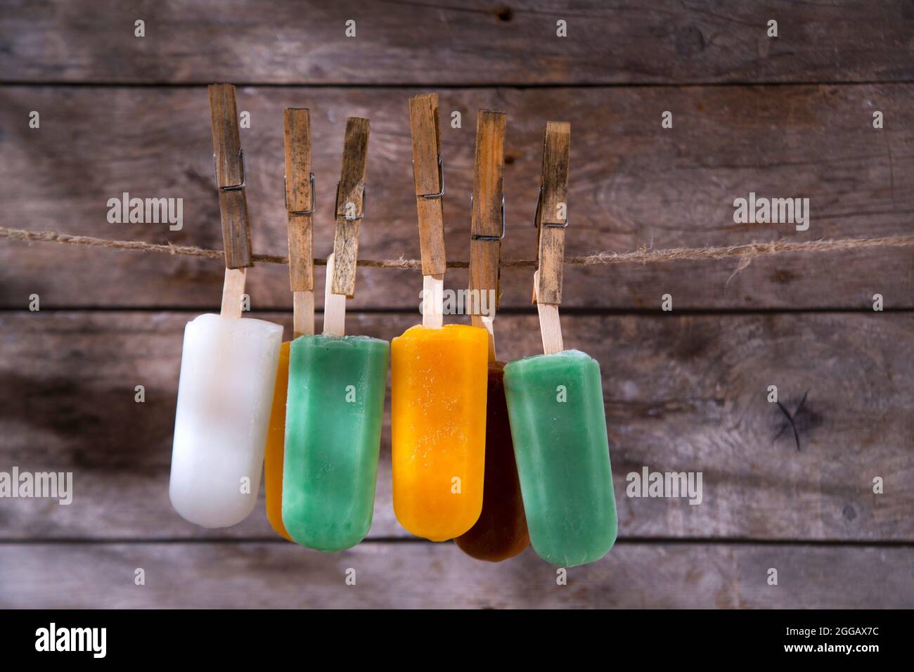 Cool off in summer with a break at the base of the fruit popsicles ...