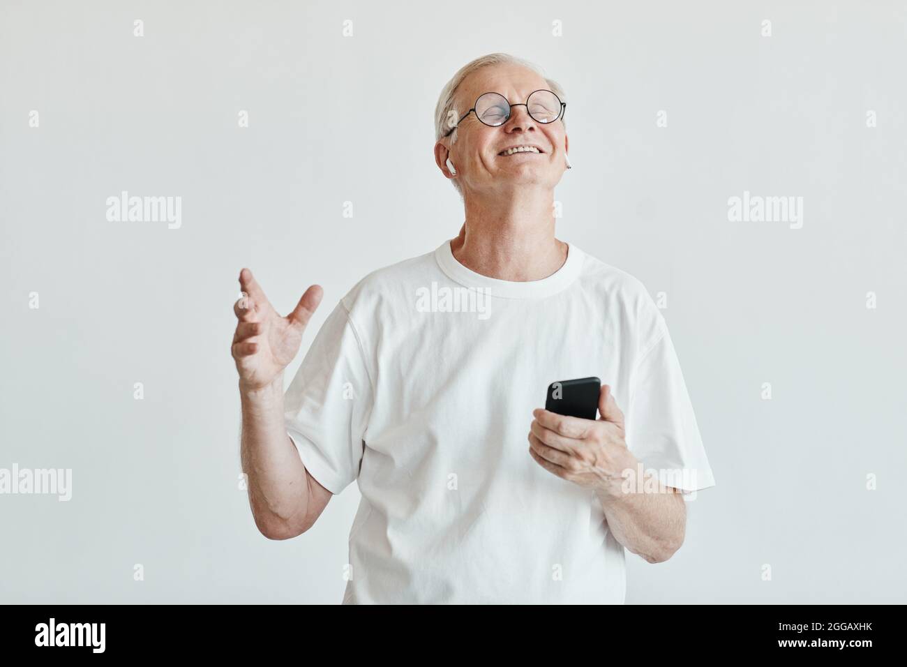 Man dancing holding up phone hi-res stock photography and images - Alamy