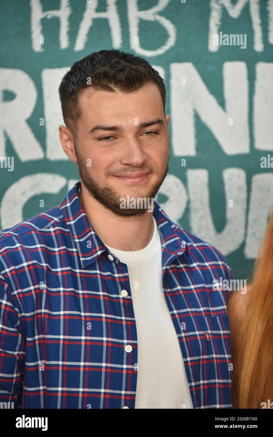 Cologne, Germany. 29th Aug, 2021. Actor Oskar Keymer comes to the ...