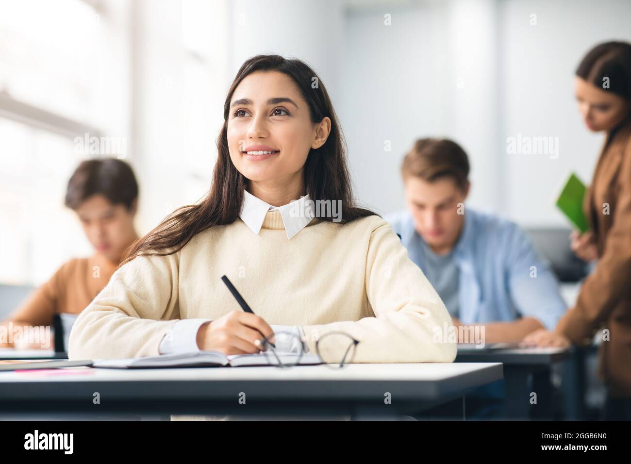 Classroom thinking hi-res stock photography and images - Alamy