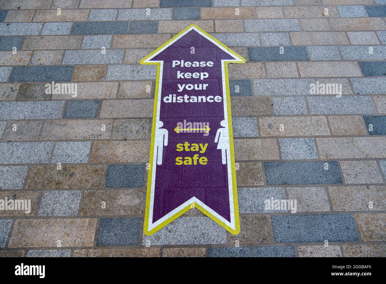 Please keep your distance signs hi-res stock photography and images - Alamy