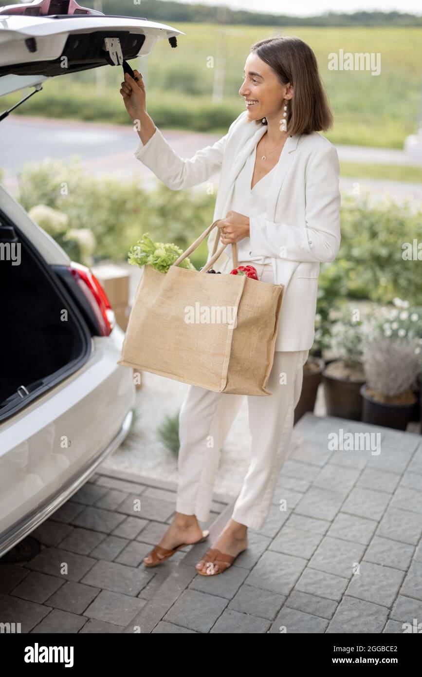 Woman supermarket shopping car hi-res stock photography and images - Alamy