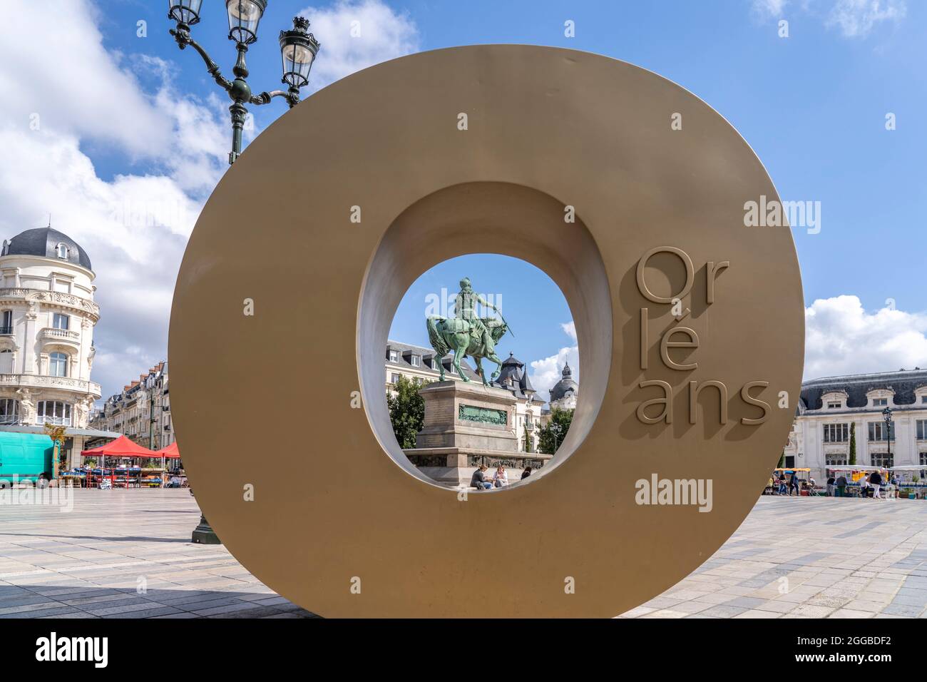 Symbol Orleans mit dem Reiterstandbild Jeanne d’Arc auf dem Platz Place ...