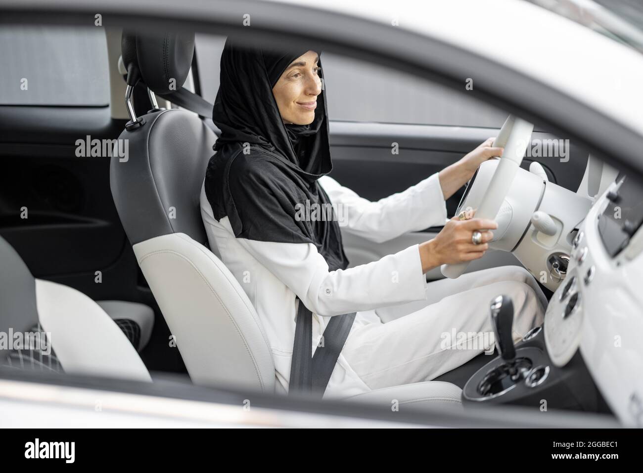 Hijab woman car hi-res stock photography and images - Alamy