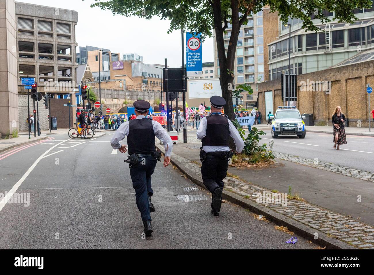 London, UK. 30th Aug, 2021. Police rush as protesters with a van block ...