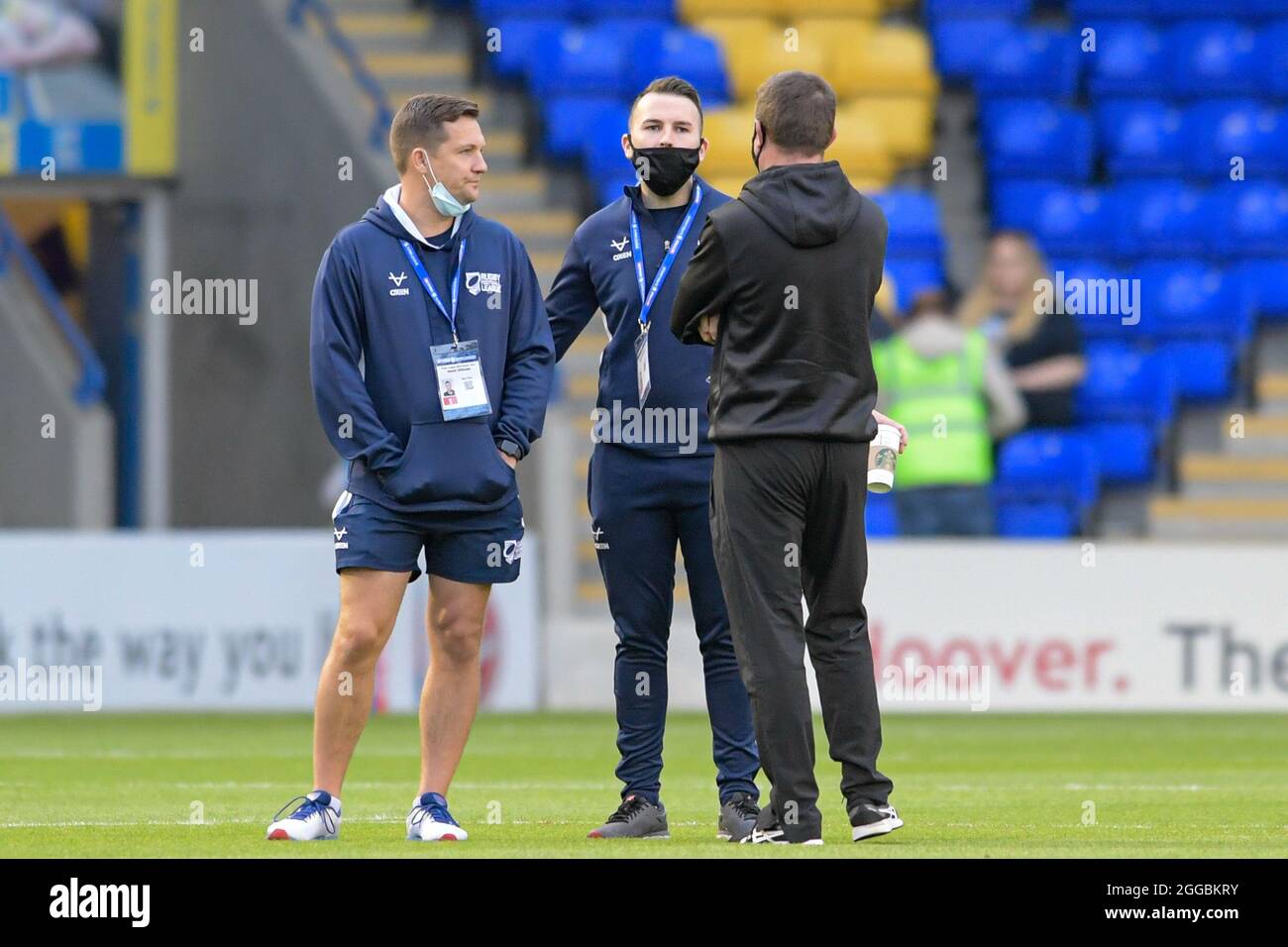 Referee Liam Moore takes in the pre game atmosphere Stock Photo - Alamy