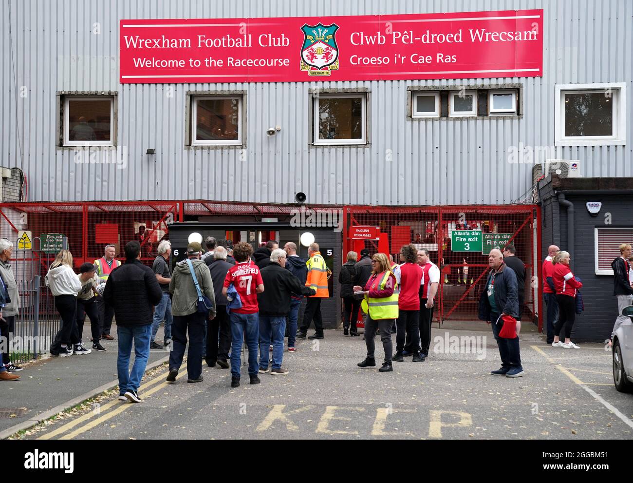 Wrexham fans racecourse 2021 hi-res stock photography and images - Alamy