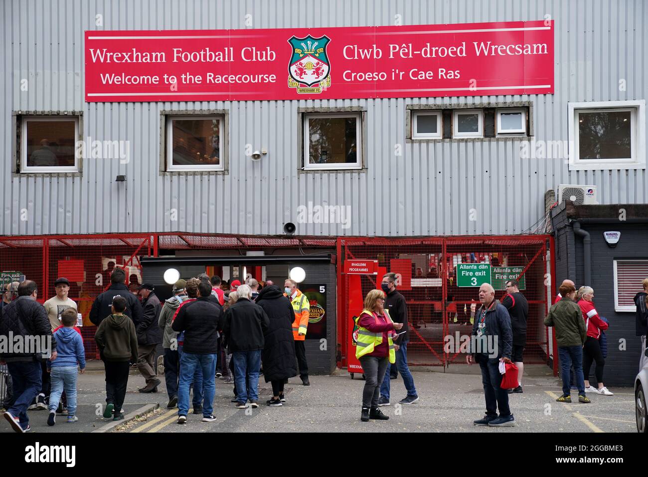 Wrexham fans racecourse 2021 hi-res stock photography and images - Alamy