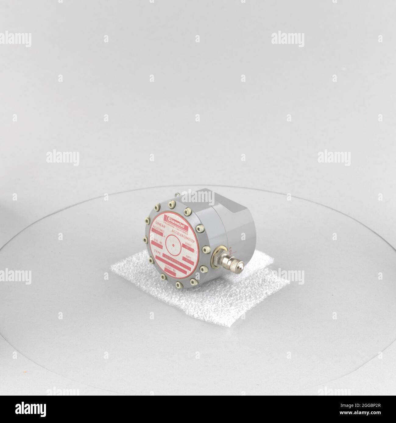 Linear accelerometer; 2 mounting holes on back; 3 output terminals ...