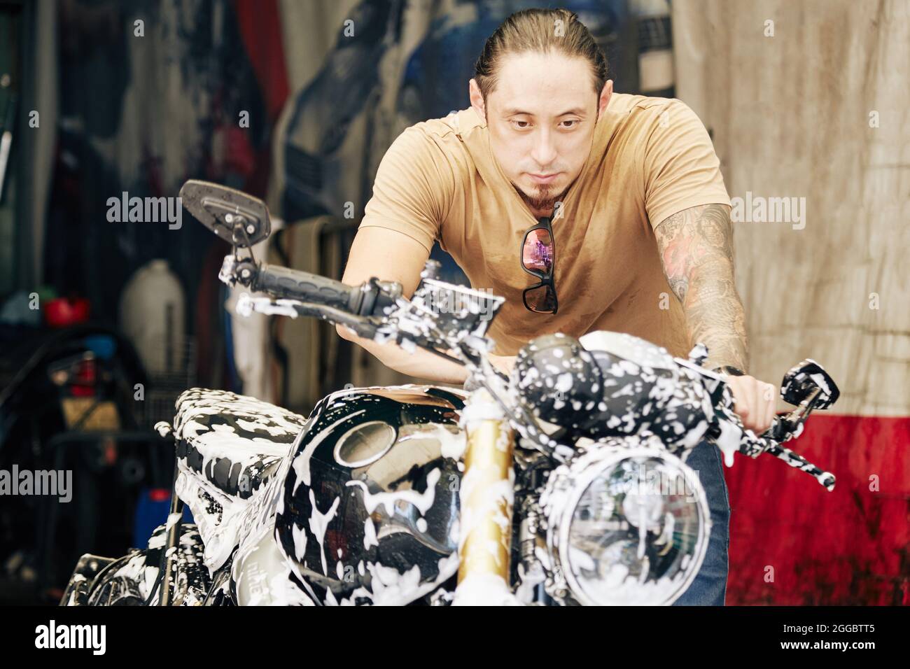 Man washing motorcycle hi-res stock photography and images - Alamy