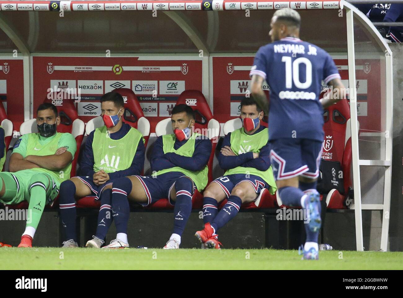 Goalkeeper of PSG Gianluigi Donnarumma, Ander Herrera, Leandro Paredes ...