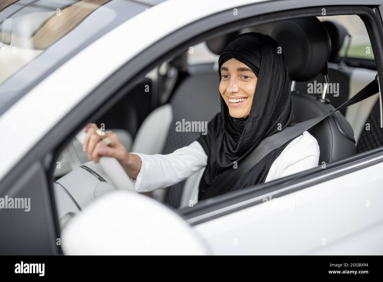 Hijab woman car hi-res stock photography and images - Alamy