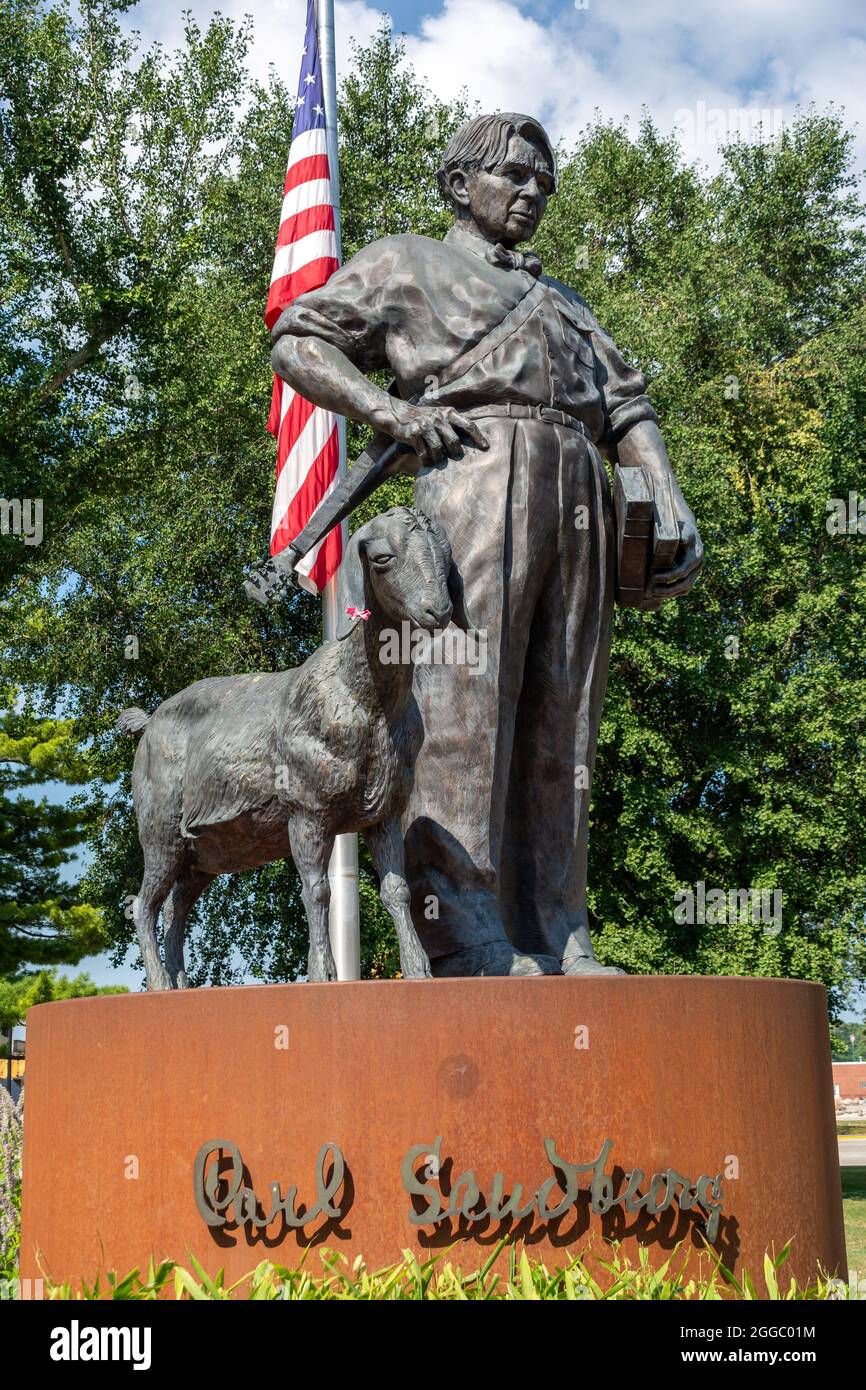 Carl Sandburg statue in downtown Galesburg, Illinois Stock Photo - Alamy