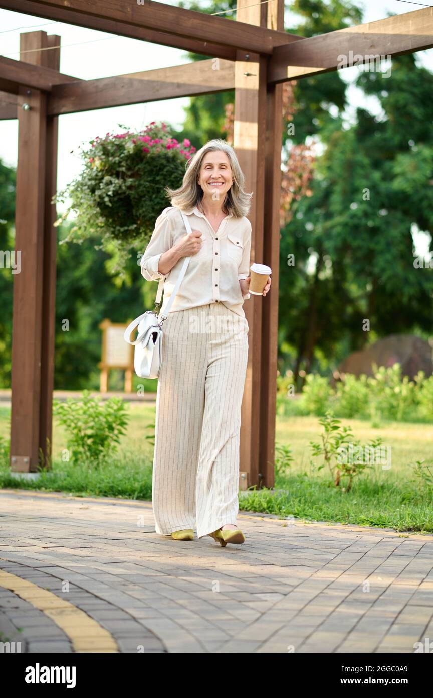 Pretty elegant woman walking handbag hi-res stock photography and ...