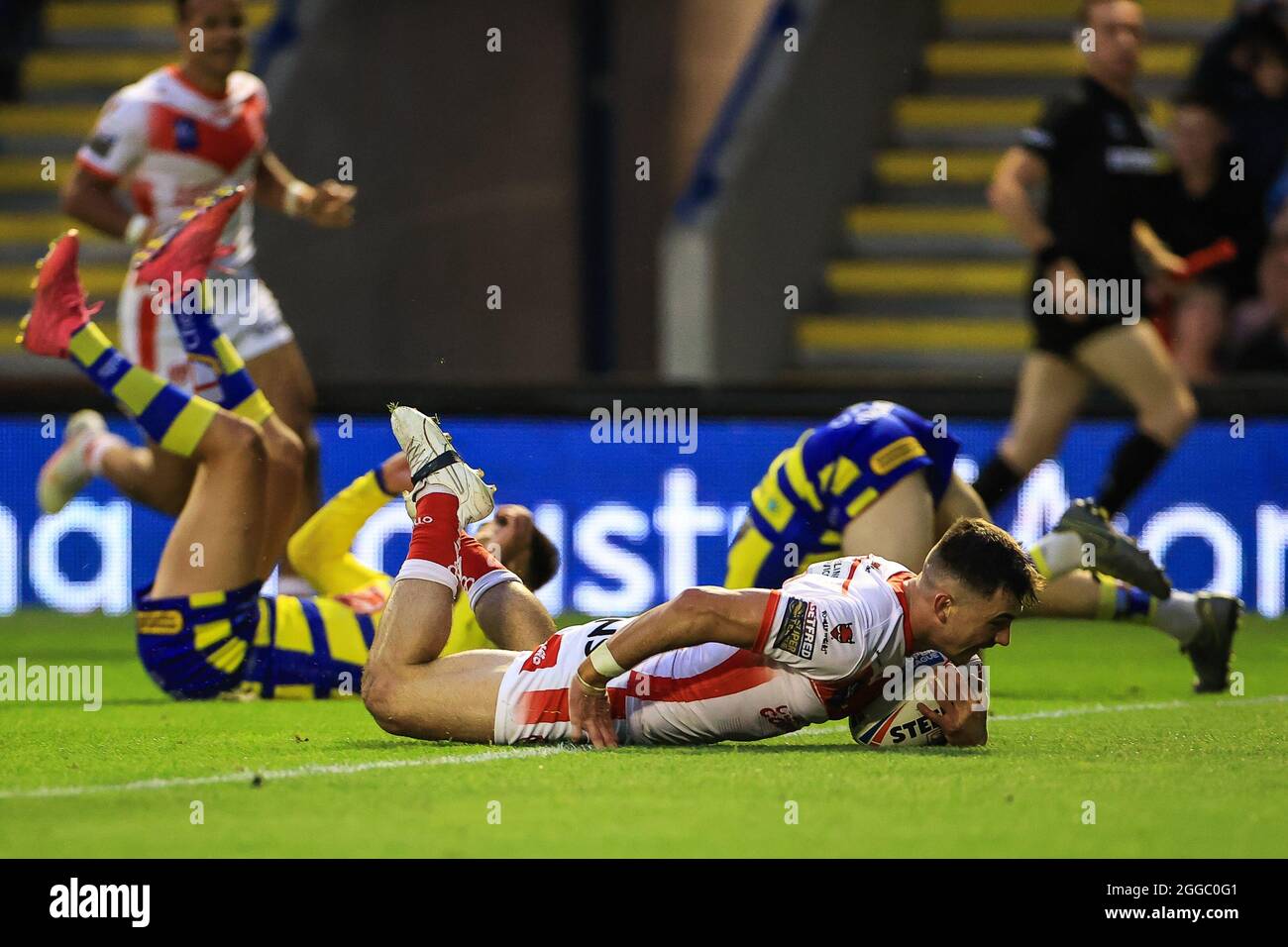 Lewis Dodd (21) of St Helens goes over for a try Stock Photo - Alamy
