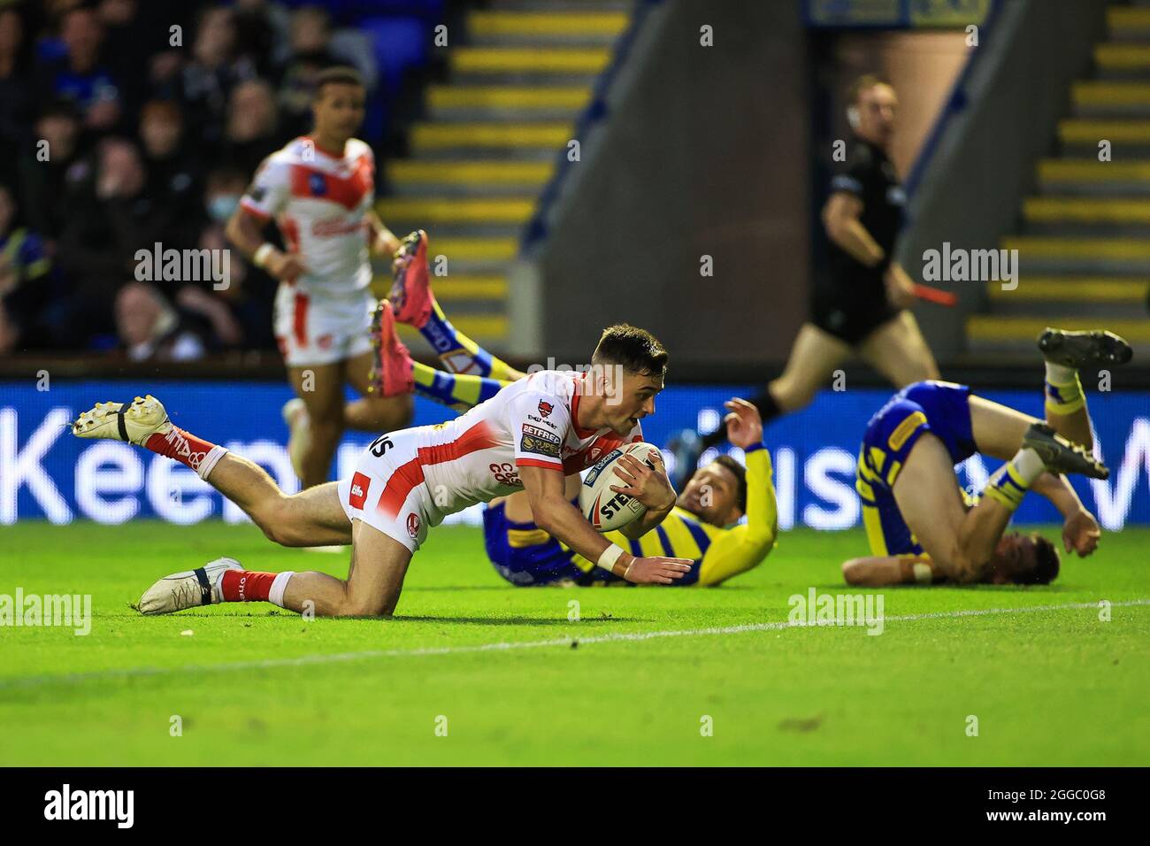 Lewis Dodd (21) of St Helens goes over for a try Stock Photo - Alamy