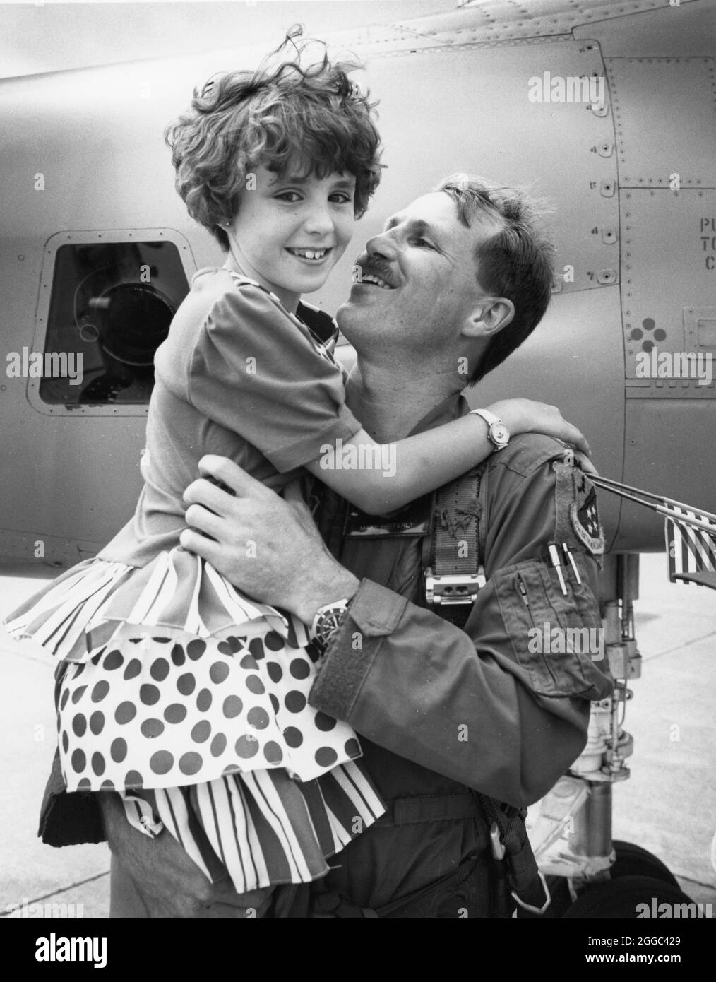 Austin Texas USA, 1991: Young girl smiles as she greets his father, an ...