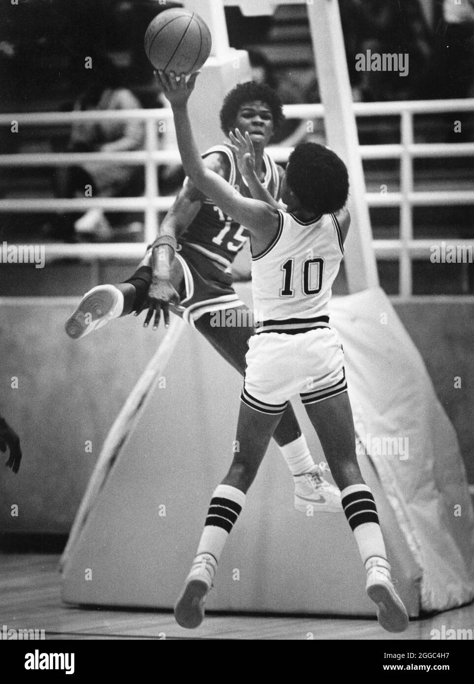 Black teen basketball players boys hi-res stock photography and images ...